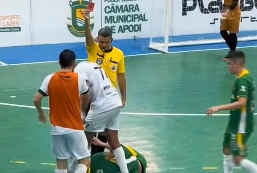 Jogador agride adversário com chute na cabeça em jogo da Copa do Brasil ...